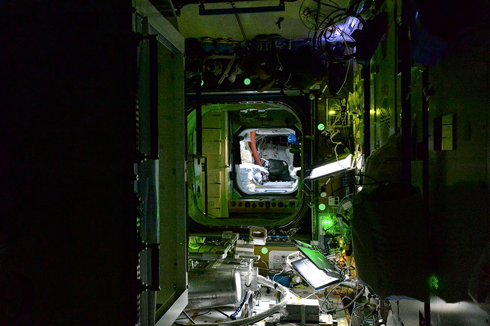Space Noir: Hauntingly Dim Photos Inside the ISS at Night | Gadgets ...