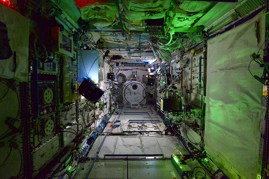 Space Noir: Hauntingly Dim Photos Inside the ISS at Night | Gadgets ...