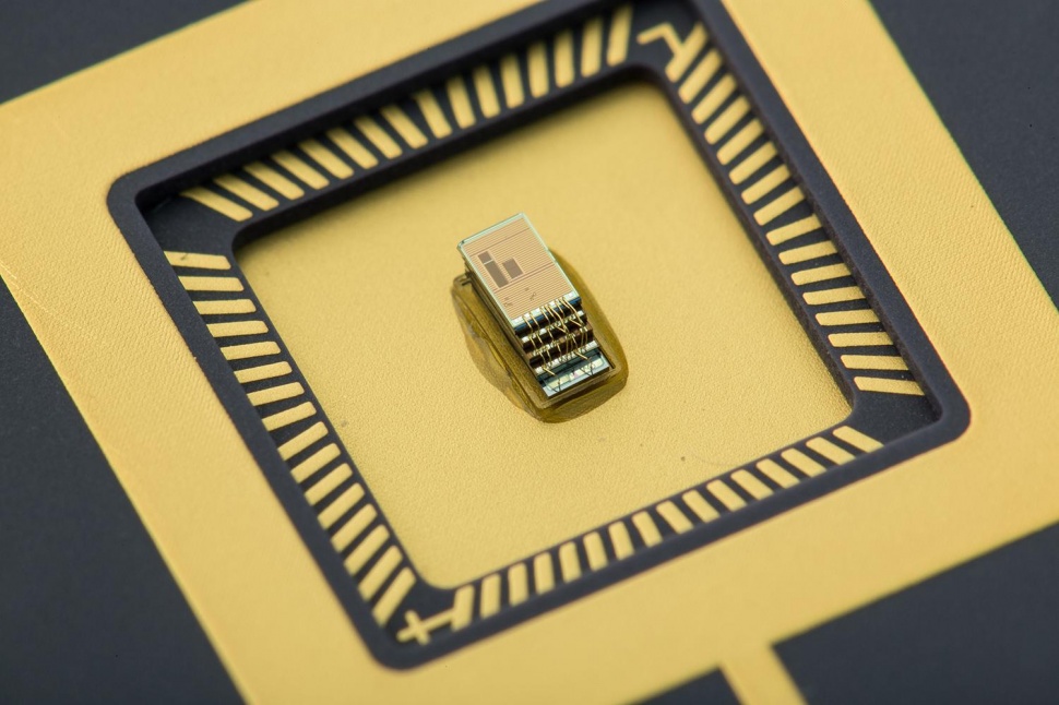 Micro Mote: World’s Smallest Computer is Powered by Light | Gadgets ... Micro Mote: World’s Smallest Computer is Powered by Light | Gadgets ...